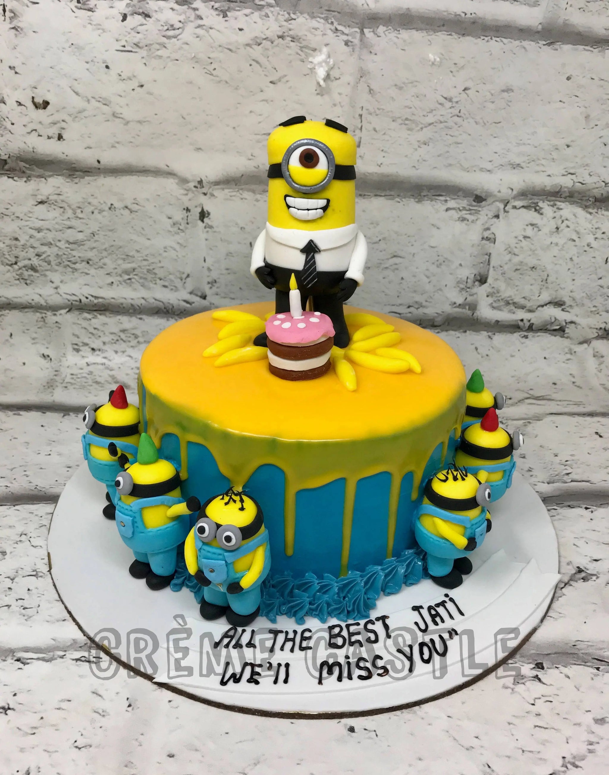 Minion Fam Cake – Creme Castle